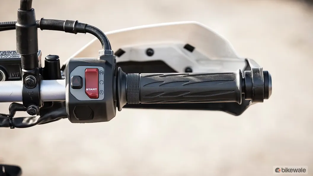 Hero Xpulse 210 Right Side Handelbar Throttle Grip Image – BikeWale