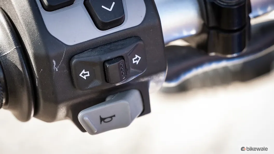 Hero Xpulse 210 Turn Indicators Switch Image – BikeWale