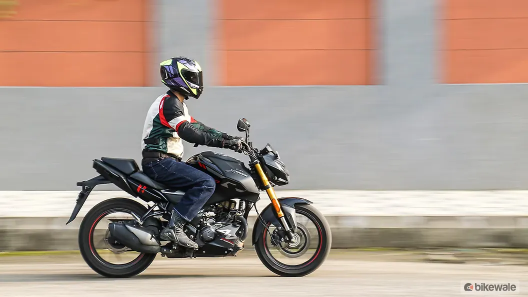 Hero Xtreme 160R 4V Right Side View Image – BikeWale