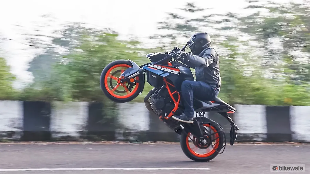 KTM 390 Duke Left Rear Three Quarter Image – BikeWale