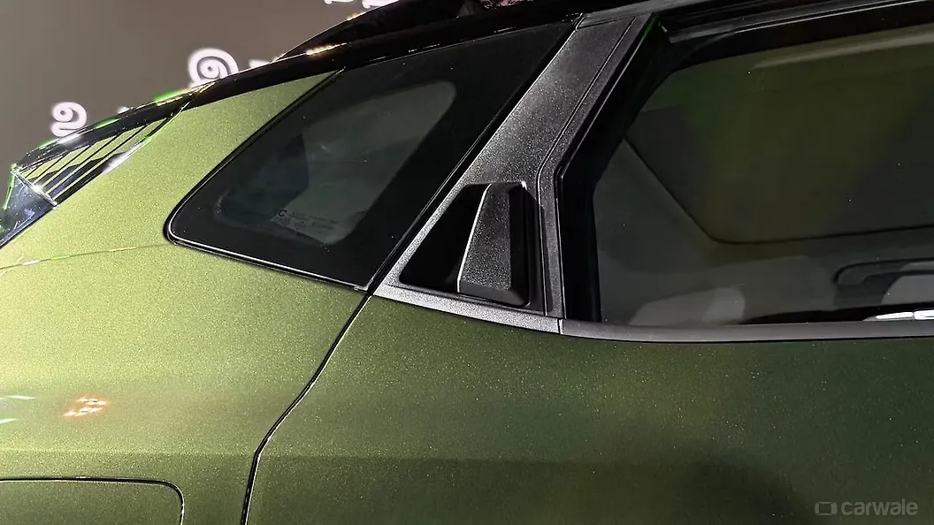 Duster Rear Windshield/Windscreen Image, Duster Photos in India - CarWale