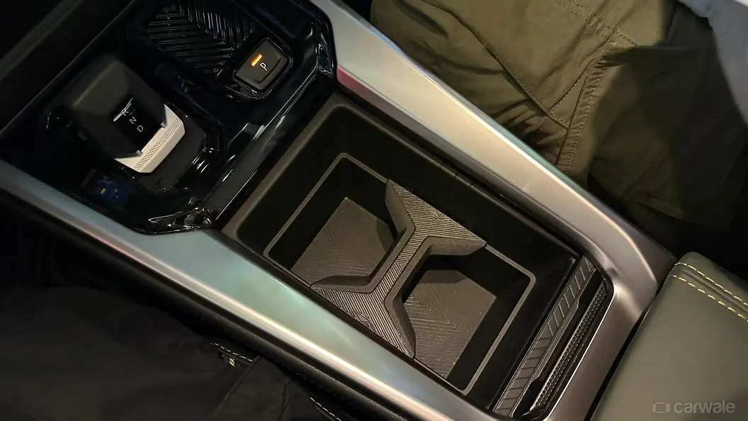 Duster Cup Holders Image, Duster Photos in India - CarWale