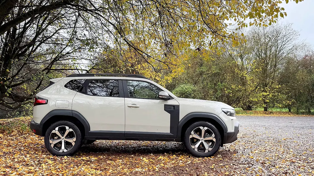 New Duster Right Side View Image, New Duster Photos in India - CarWale