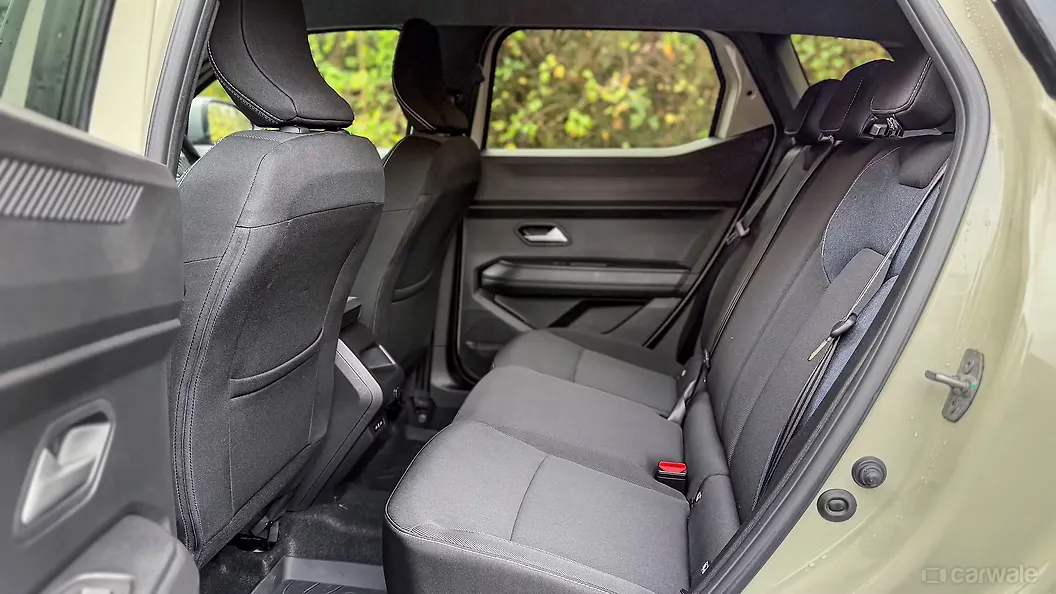 New Duster Front Row Seats Image, New Duster Photos in India - CarWale