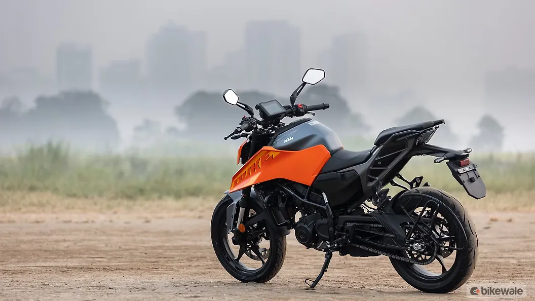 KTM 250 Duke Right Front Three Quarter Image – BikeWale