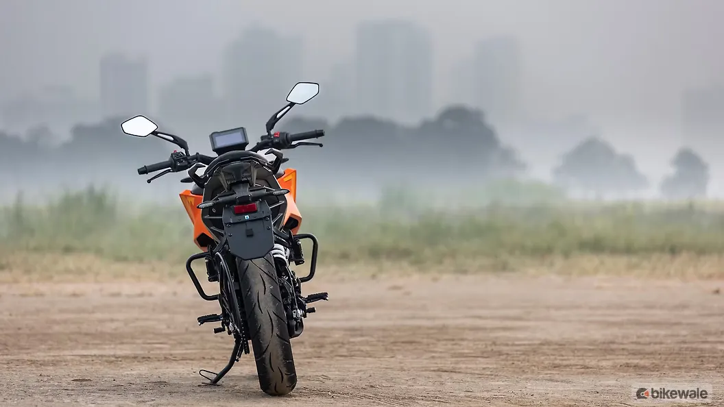KTM 250 Duke Right Front Three Quarter Image – BikeWale