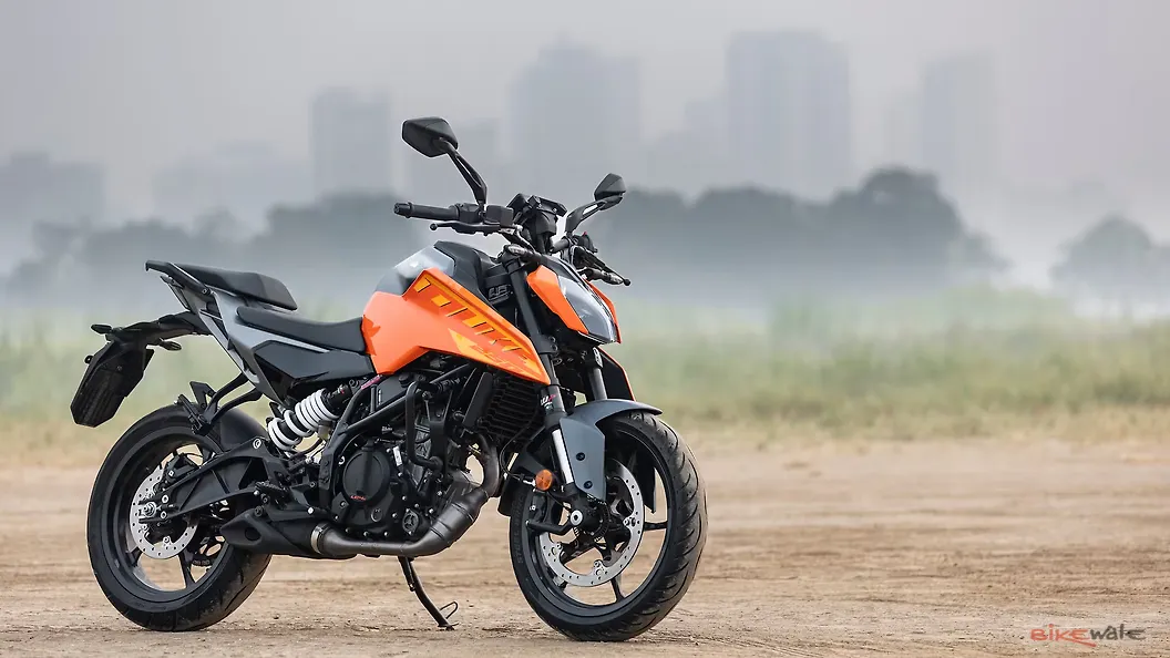 KTM 250 Duke Right Front Three Quarter Image – BikeWale