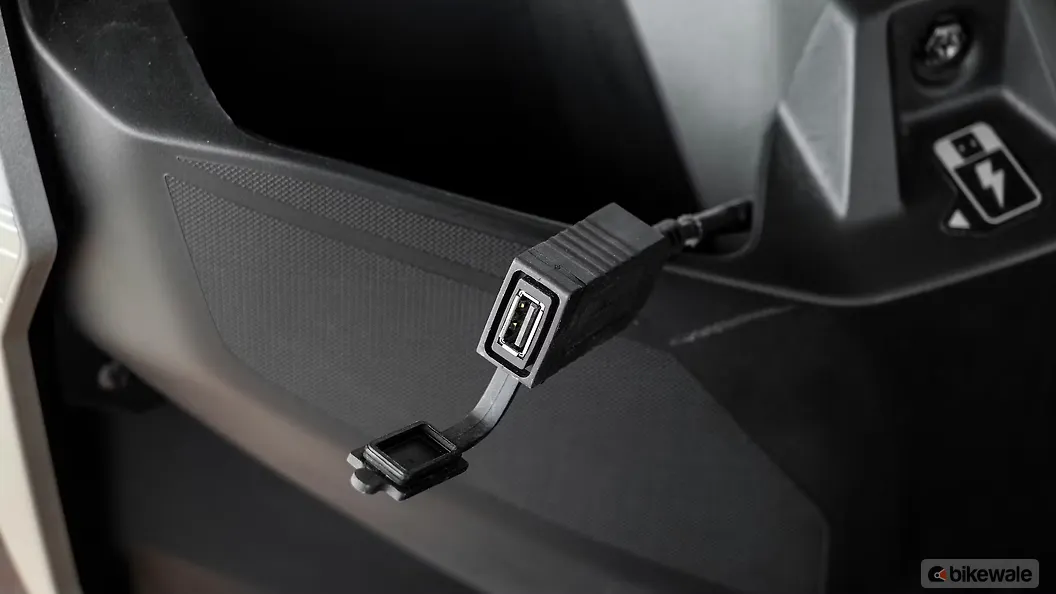 Hero Xoom 125 USB Charging Port Image – BikeWale