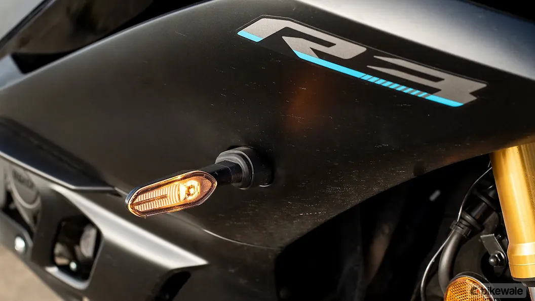 Yamaha R3 Front Turn Indicators Image – BikeWale