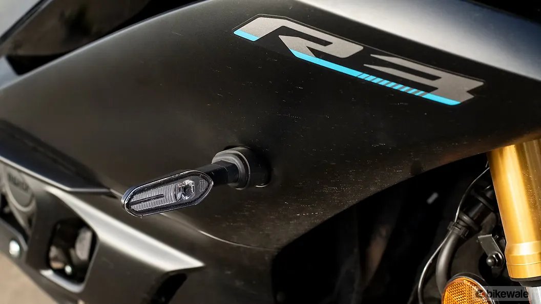 Yamaha YZF-R3 Front Turn Indicators Image – BikeWale