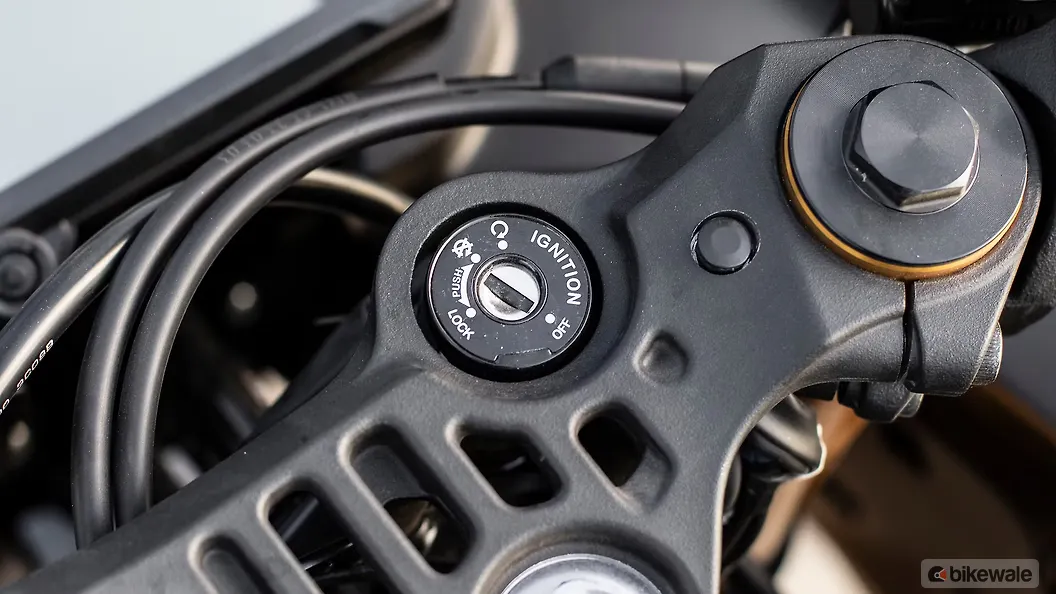 Yamaha YZF-R3 Turn Indicators Switch Image – BikeWale