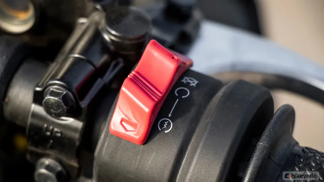 Yamaha YZF-R3 Hazard Warning Lights Switch Image – BikeWale