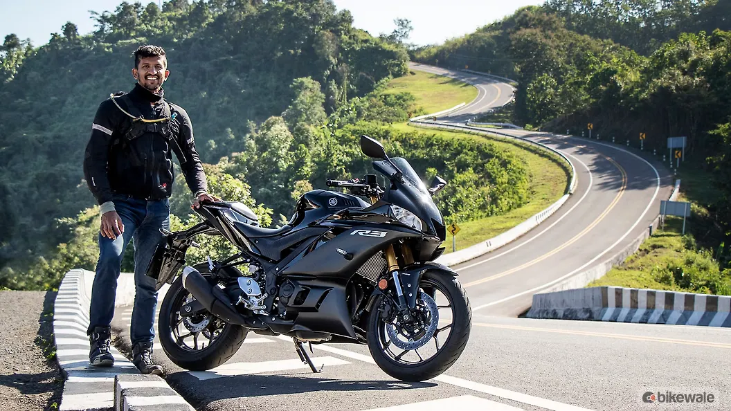 Yamaha YZF-R3 Right Front Three Quarter Image – BikeWale