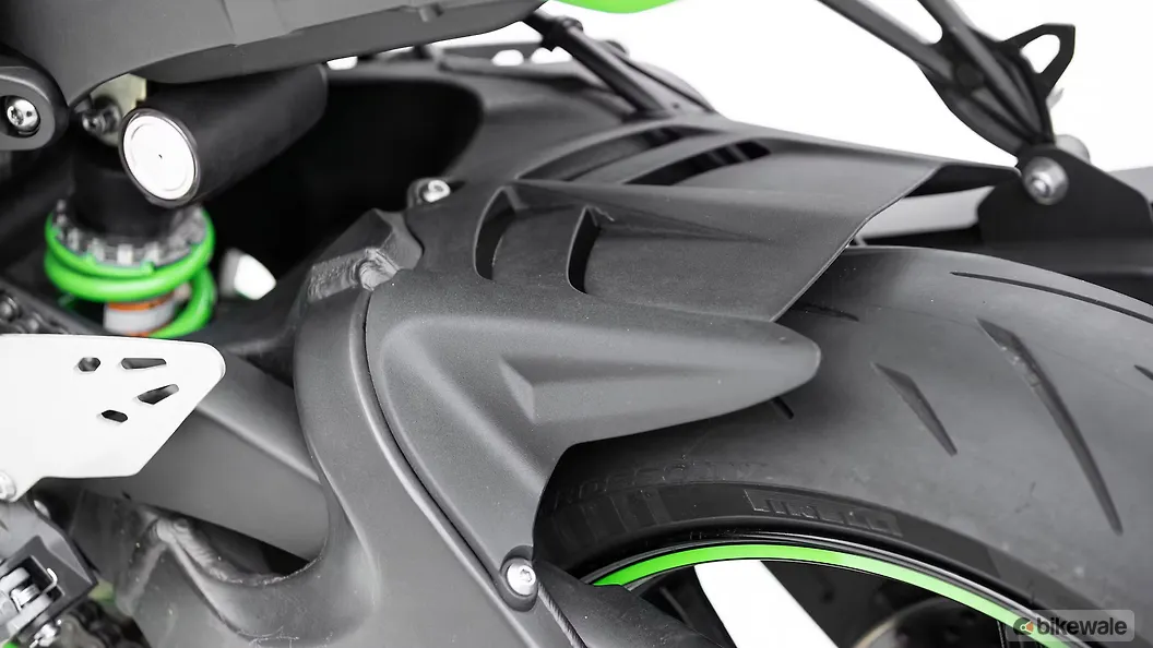 Kawasaki Ninja ZX-6R [2024] Rear Wheel Image – BikeWale