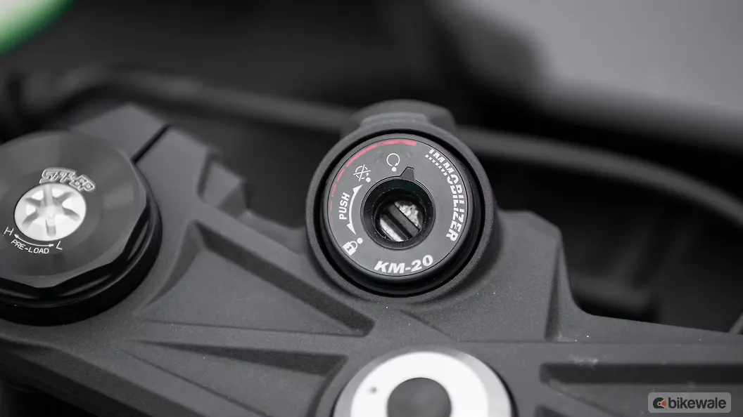 Kawasaki Ninja ZX-6R High Beam Low Beam Switch Image – BikeWale