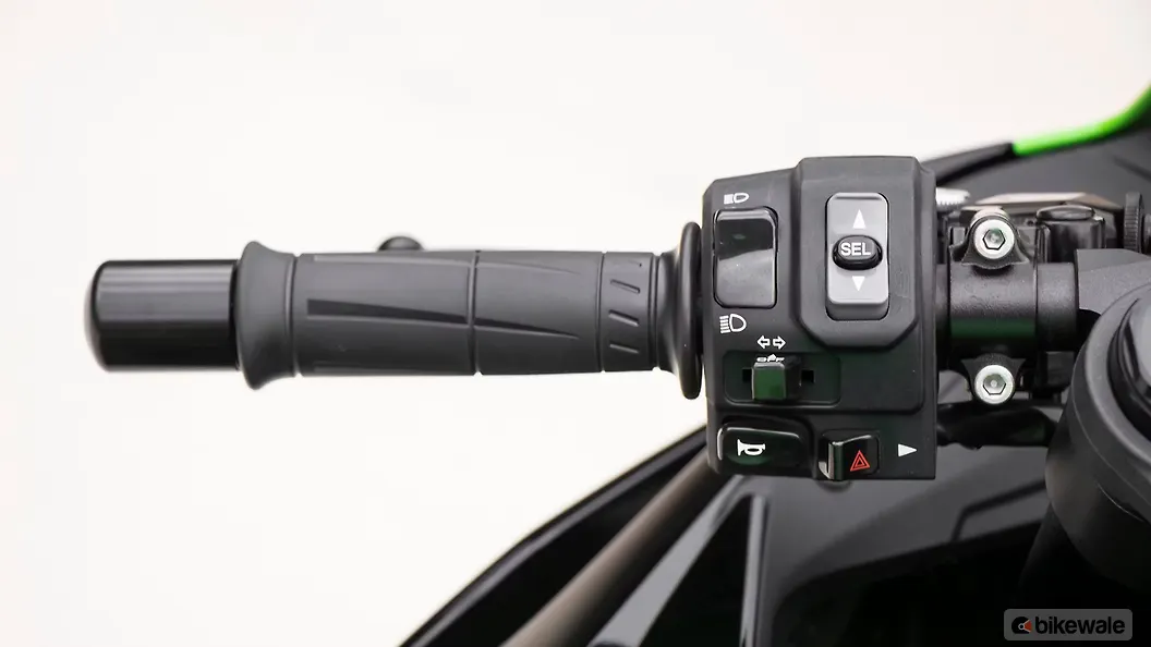 Kawasaki Ninja ZX-6R [2024] Left Side Handlebar Grip Image – BikeWale