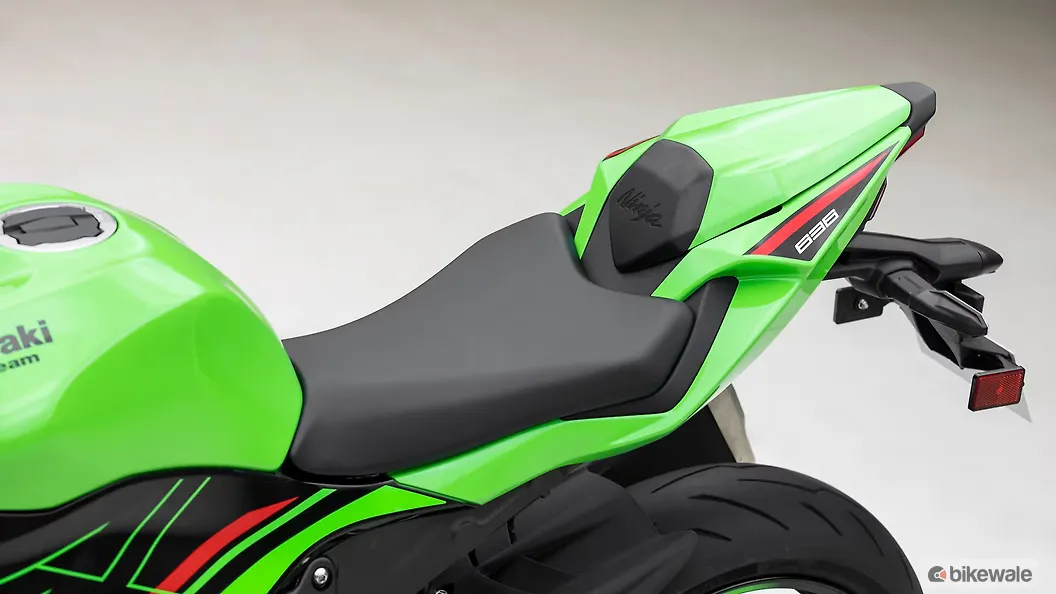 Kawasaki Ninja ZX-6R Rear Reflex Reflector Image – BikeWale
