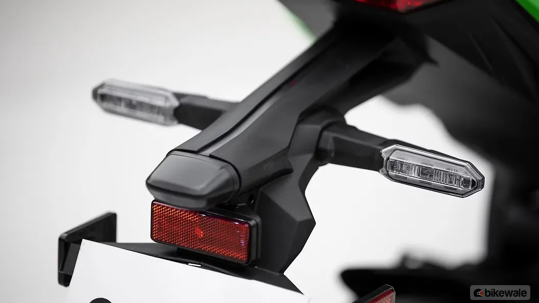 Kawasaki Ninja ZX-6R Rear Reflex Reflector Image – BikeWale