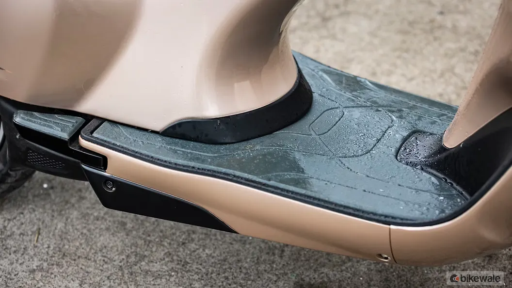 Bajaj Chetak [2020-2024] Right Side View Image – BikeWale