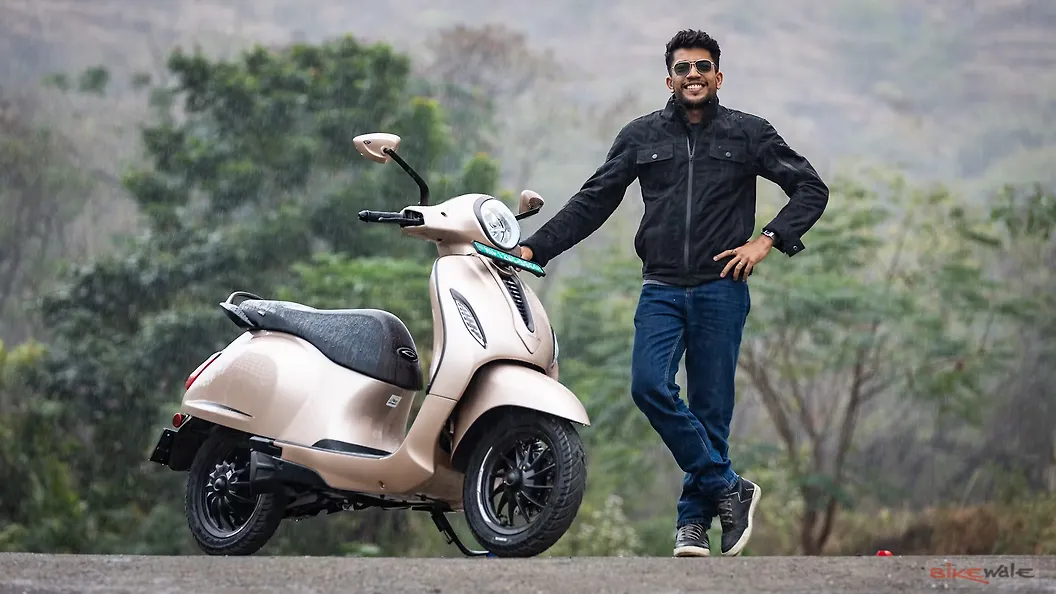 Bajaj Chetak Right Side View Image – BikeWale