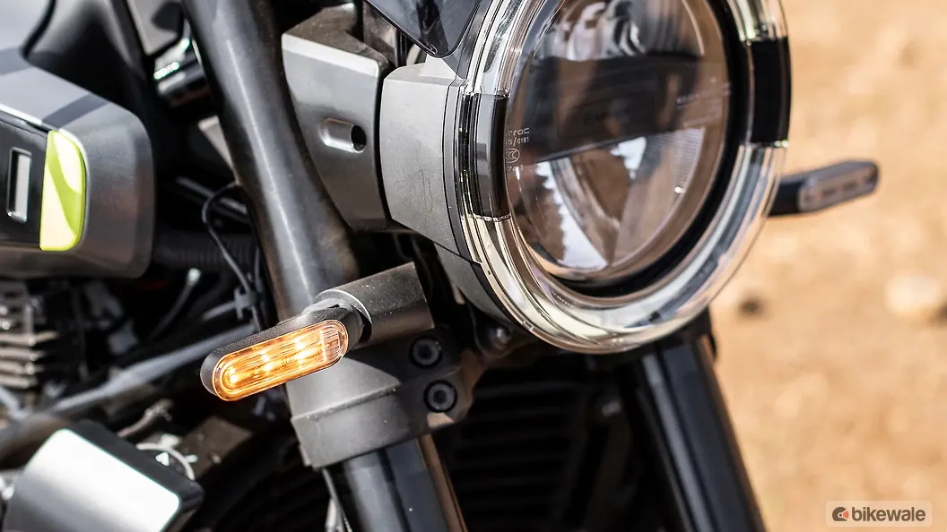 Husqvarna Svartpilen 401 Front Turn Indicators Image – BikeWale