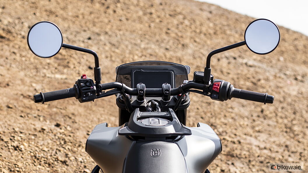 Husqvarna Svartpilen 401 Handle Bar Image – BikeWale Husqvarna Svartpilen 401 Handle Bar Image – BikeWale
