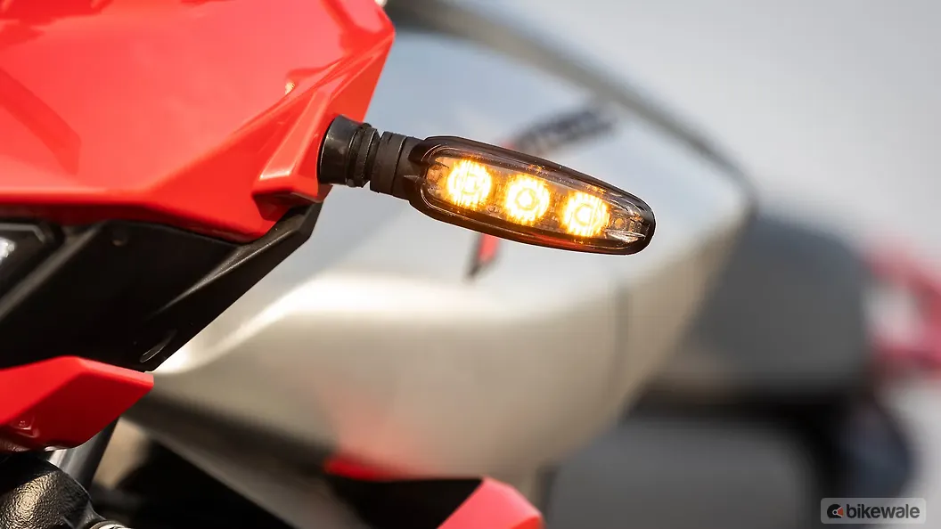 Hero Xtreme 125R Front Turn Indicators Image – BikeWale