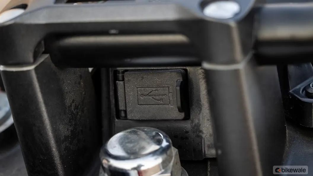 Hero Xtreme 125R USB Port Image – BikeWale