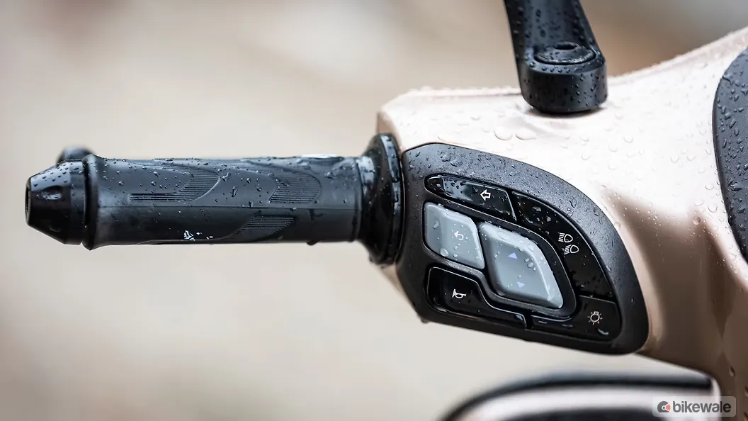 Bajaj Chetak [2024] Right Side Throttle Grip Image – BikeWale