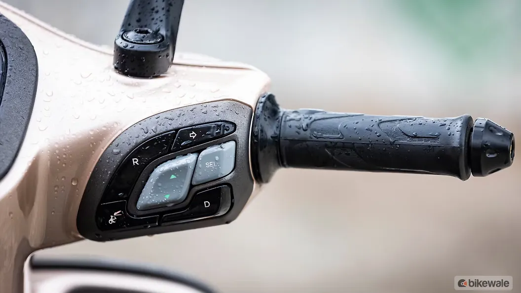 Bajaj Chetak Right Side Throttle Grip Image – BikeWale