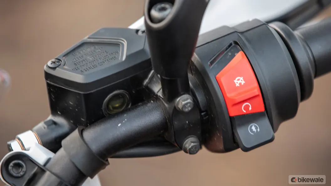 KTM 390 Adventure Front Brake Fluid Reservoir Image – BikeWale