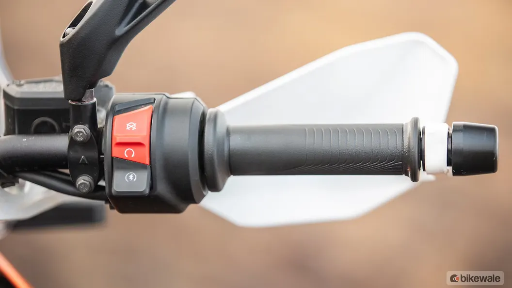 KTM 390 Adventure Right Side Handelbar Throttle Grip Image – BikeWale