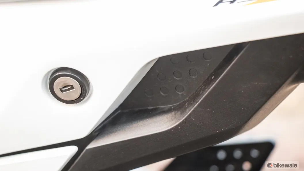 KTM 390 Adventure Seat Remove/Fix Lock Image – BikeWale