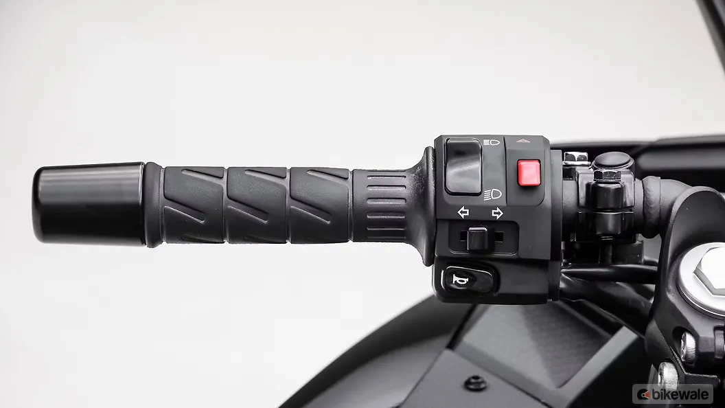 Kawasaki Ninja 500 [2024-2025] Handlebar Image – BikeWale