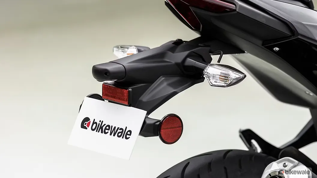 Kawasaki Ninja 500 [2024-2025] Number Plate Lamp Image – BikeWale