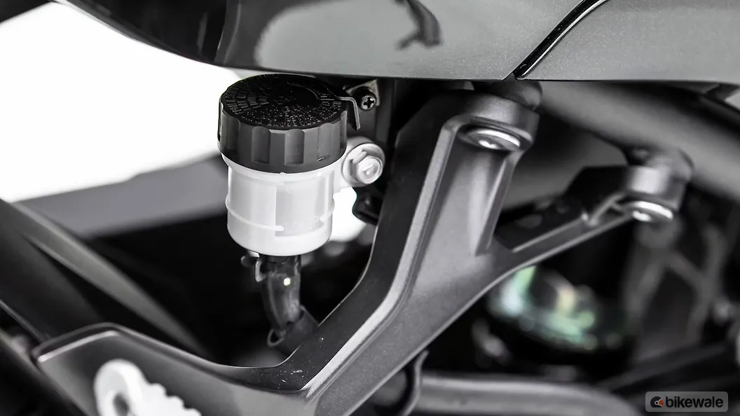 Kawasaki Ninja 500 Rear Brake Fluid Reservoir Image – BikeWale