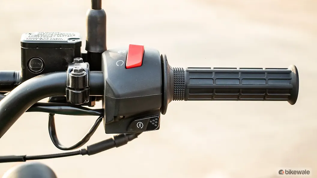 Kawasaki W175 Right Side Handelbar Throttle Grip Image – BikeWale