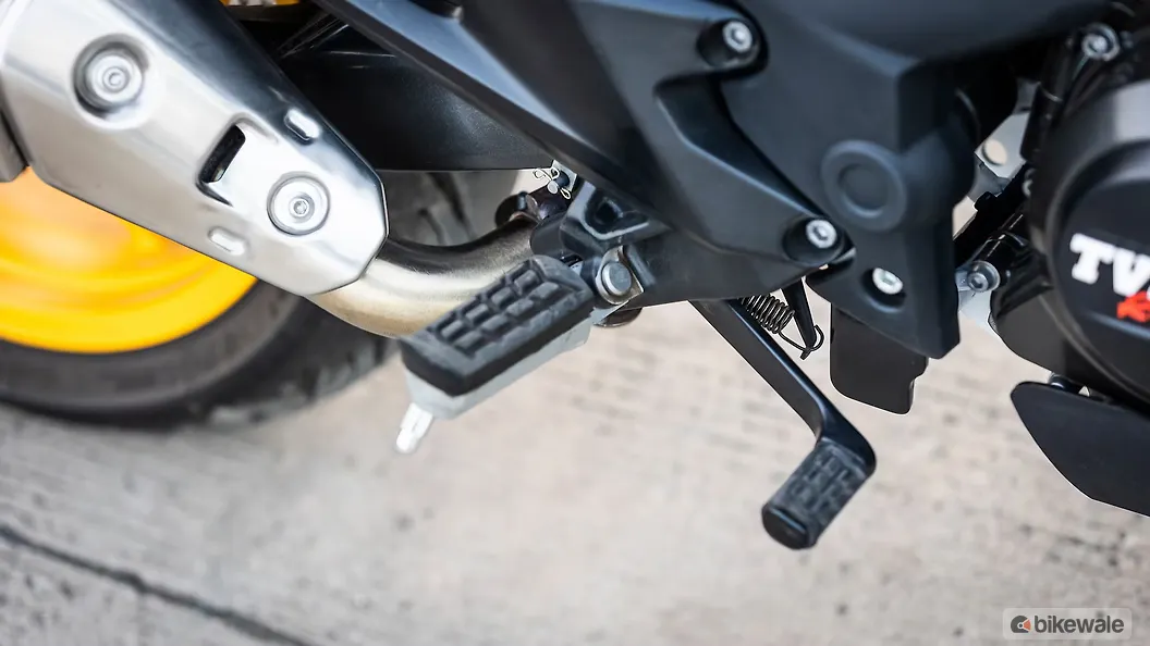 TVS Apache RTR 310 [2023-2024] Rider Footpeg Image – BikeWale