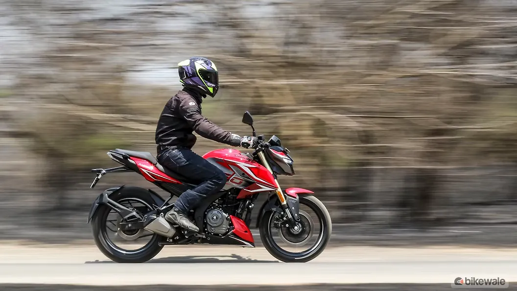 Bajaj Pulsar N250 Right Side View Image – BikeWale