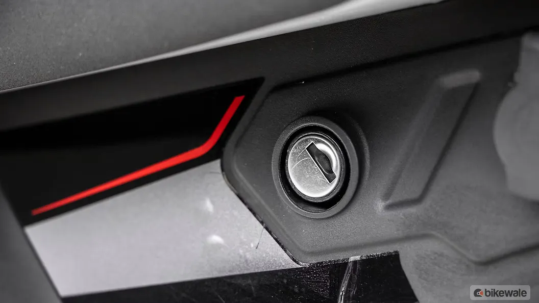 Triumph Tiger 900 Seat Remove/Fix Lock Image – BikeWale