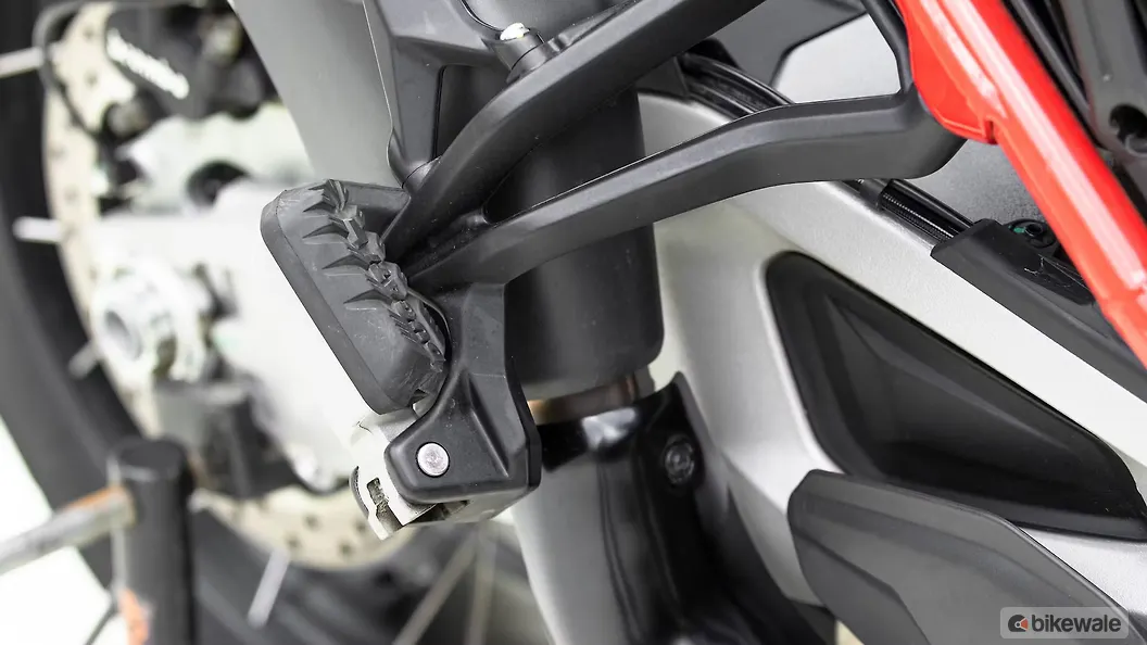 Ducati Multistrada V4 Right Side Handelbar Throttle Grip Image – BikeWale