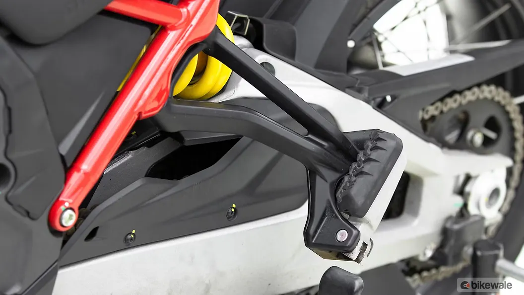Ducati Multistrada V4 Right Side Handelbar Throttle Grip Image – BikeWale
