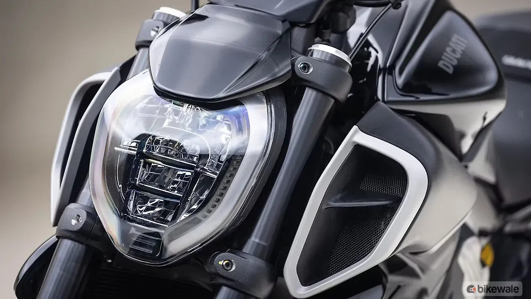 Ducati Diavel V4 Left Front Three Quarter Image – BikeWale