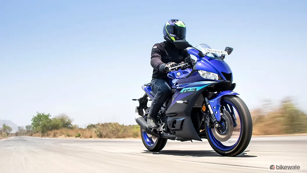 Yamaha R3 Right Front Three Quarter Image – BikeWale