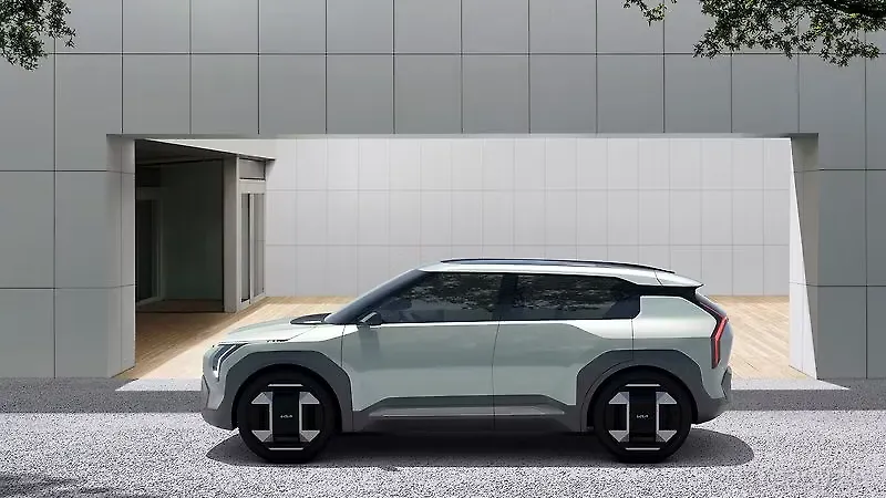 EV3 Front View Image, EV3 Photos in India - CarWale