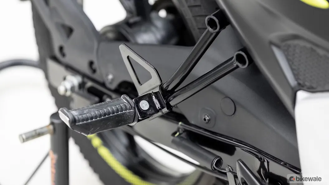 Bajaj Pulsar N125 Pillion Footrest Image – BikeWale