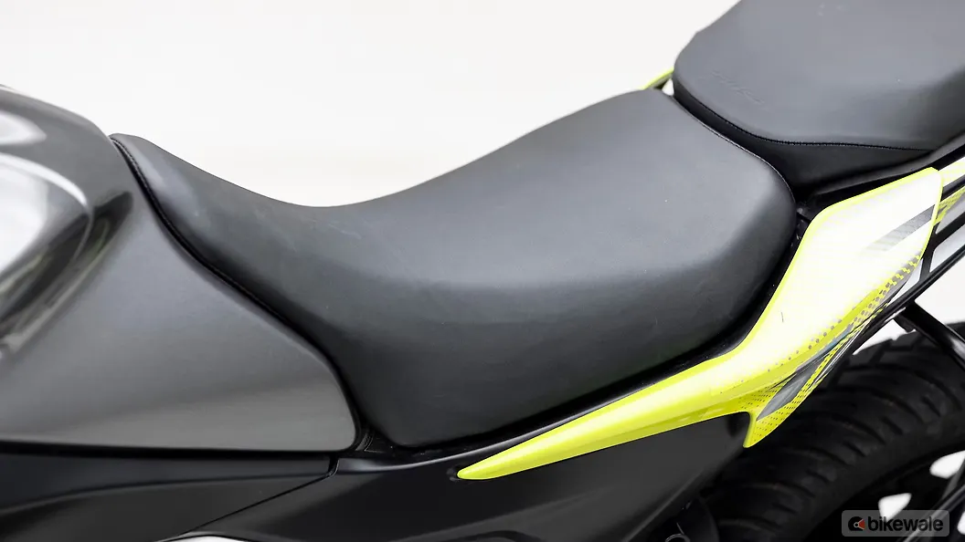 Bajaj Pulsar N125 Rear Reflex Reflector Image – BikeWale