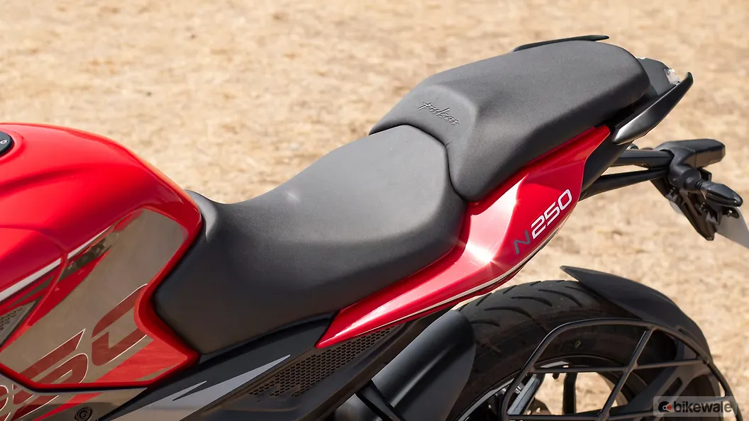Bajaj Pulsar N250 Bike Seat Image – BikeWale