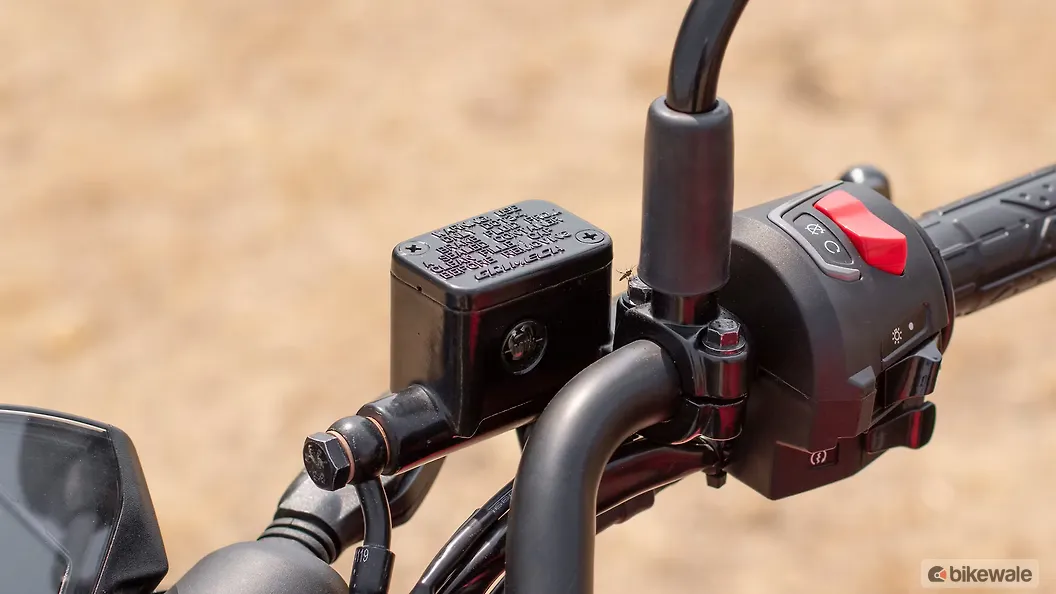 Bajaj Pulsar N250 Handlebar Clamp Image – BikeWale