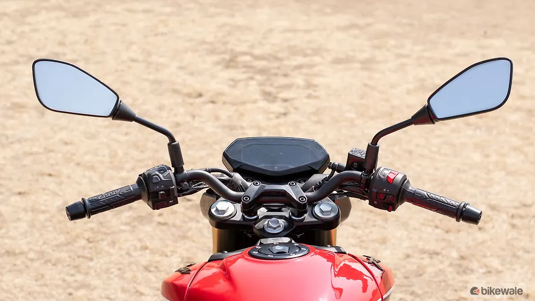 Bajaj Pulsar N250 Left Side Handelbar Grip Image – BikeWale